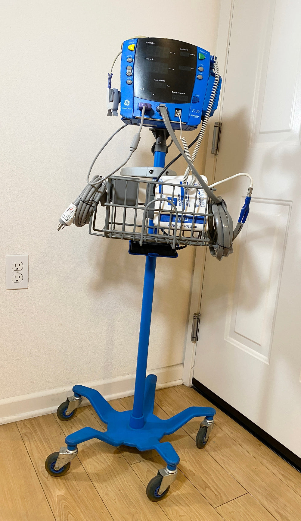 GE Dinamap CareScape V100 Vital Signs Monitor with a Rolling Cart – One ...